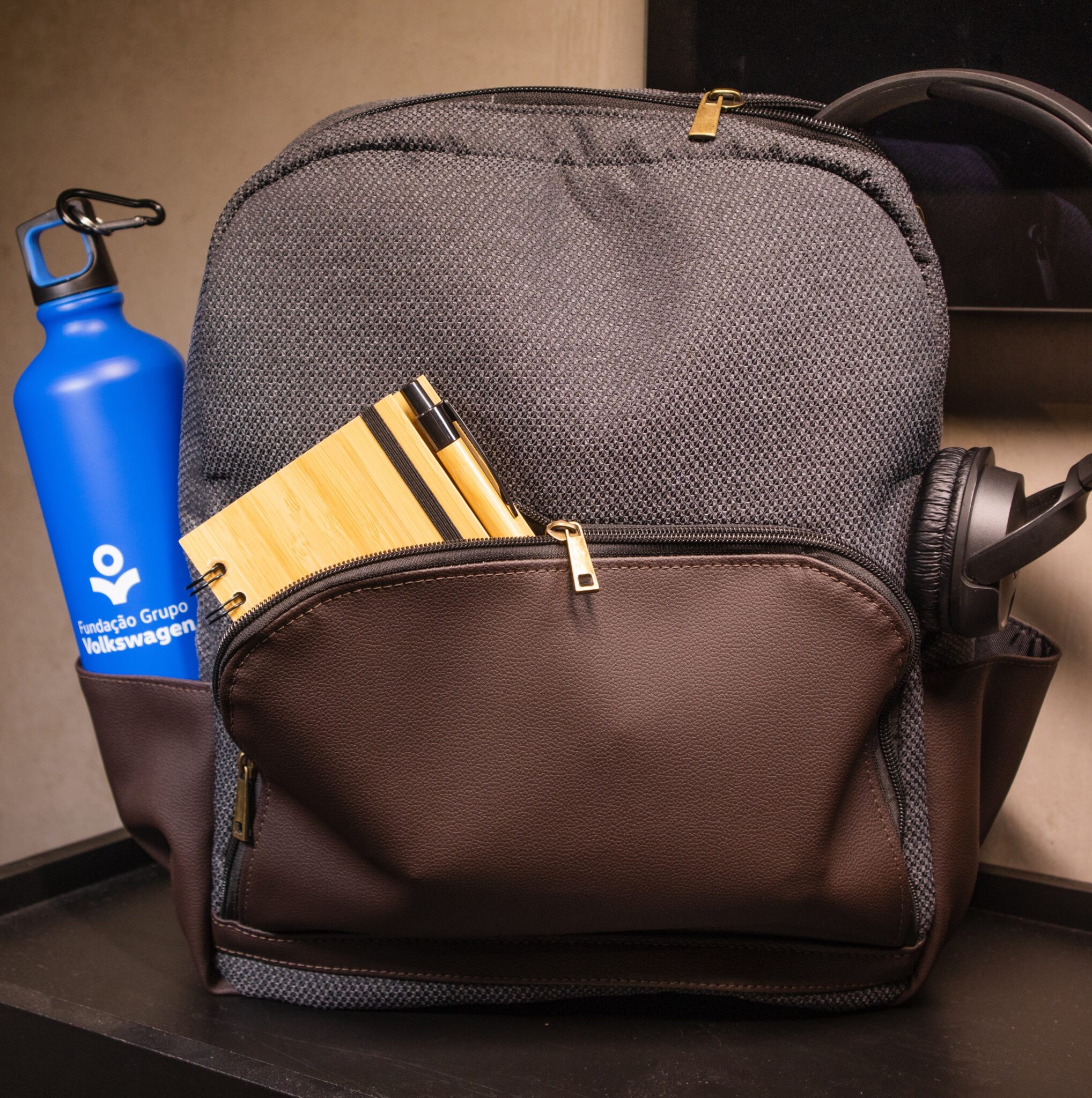 Mochila Resistente Com Tecido Automotivo – Loja Fundação Grupo Volkswagen